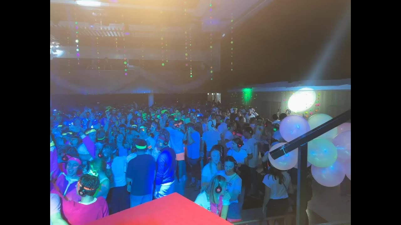 1000 stk på 80 talls party med Silent Disco! - YouTube