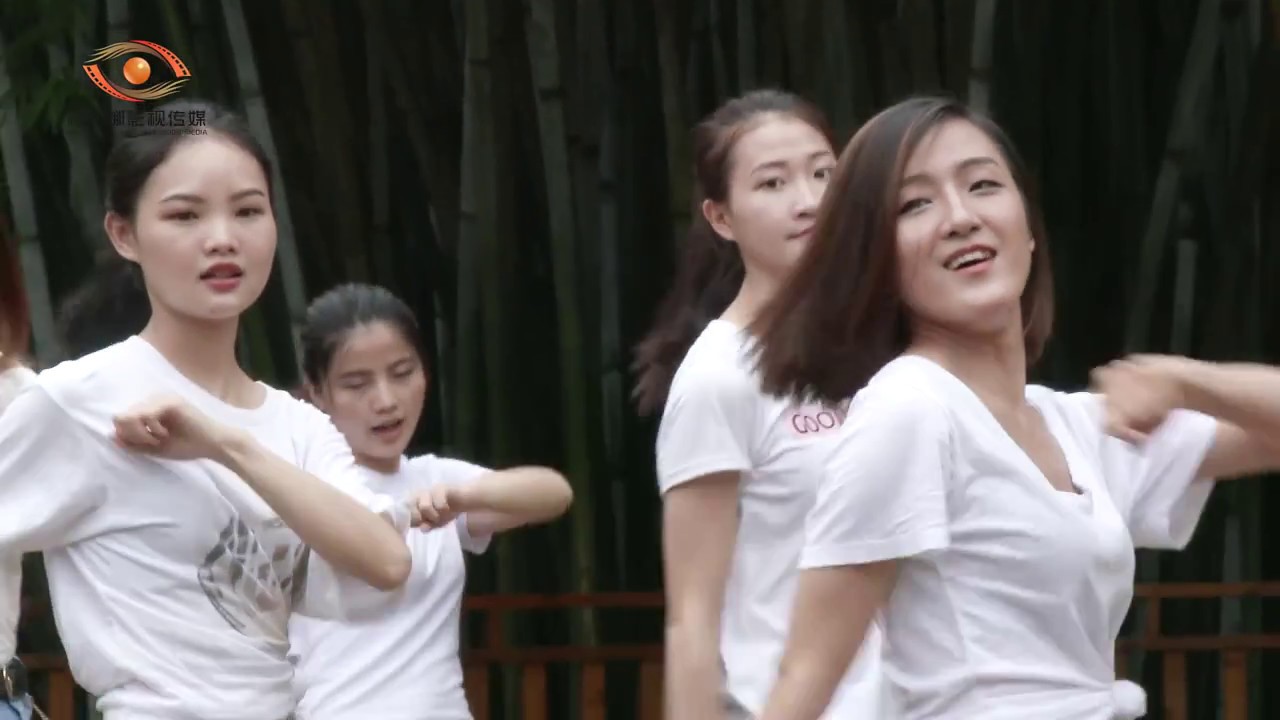 the girls dance "cai cai cai"for beautiful Xinyi ,China. - YouTube