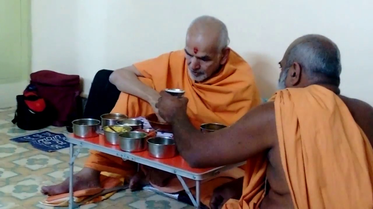 Mahant Swami Maharaj Lunch Darshan Part-2 - YouTube