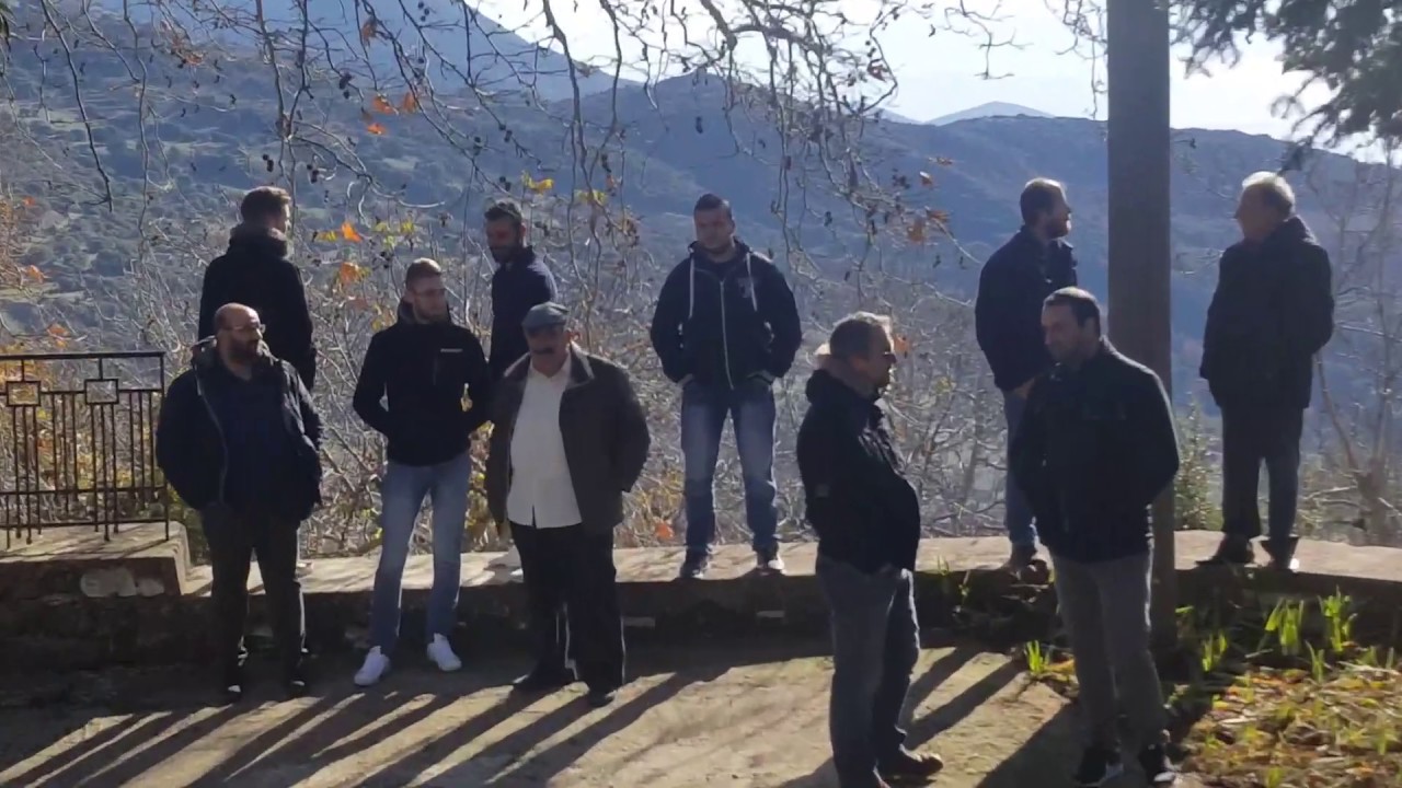 Στο προαύλιο της εκκλησίας - YouTube