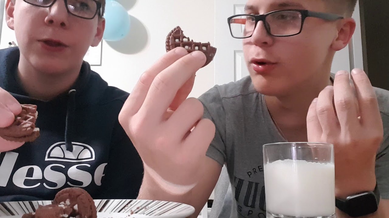 European Men Food Review - #006 Ukrainian RIP Off Oreos - YouTube