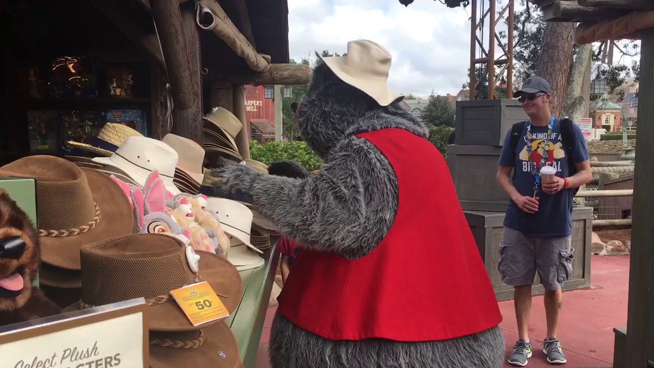 Big Al is shopping for a new hat (at Magic Kingdom) 1/22/2018. - YouTube