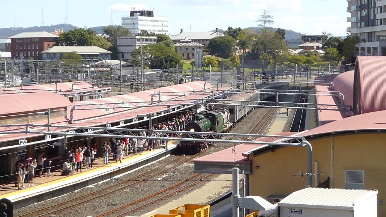 QR steam locomotive 1089 as it approached Roma Street Station with Ekka ...