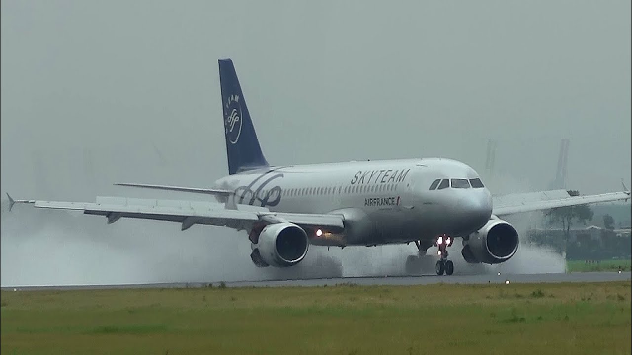 FULL THRUST REVERSE A320 Sky Team Air France F-GFKS landing @ AMS ...