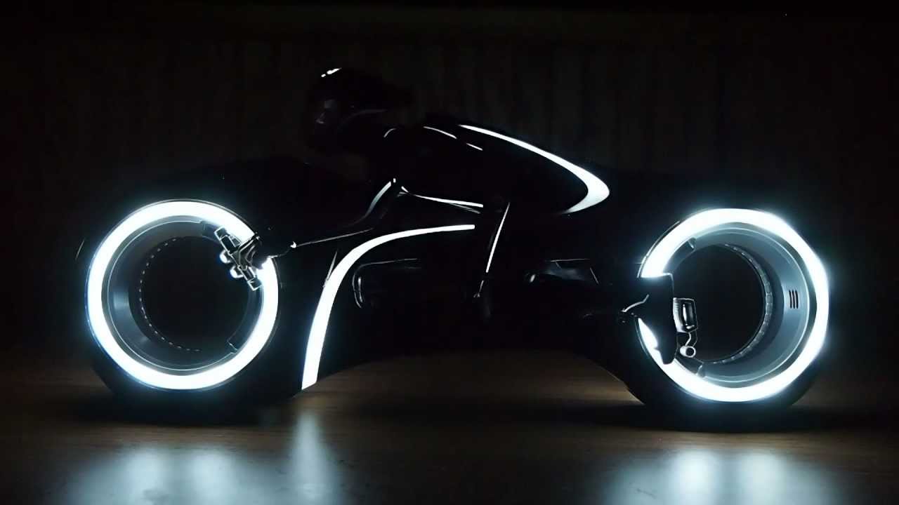 Hot Toys Tron Sam Flynn and Lightcycle Review - CollectionDX - YouTube