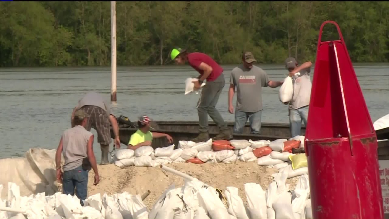 Residents Along The Illinois River Sandbagging In A Race To Save Their ...
