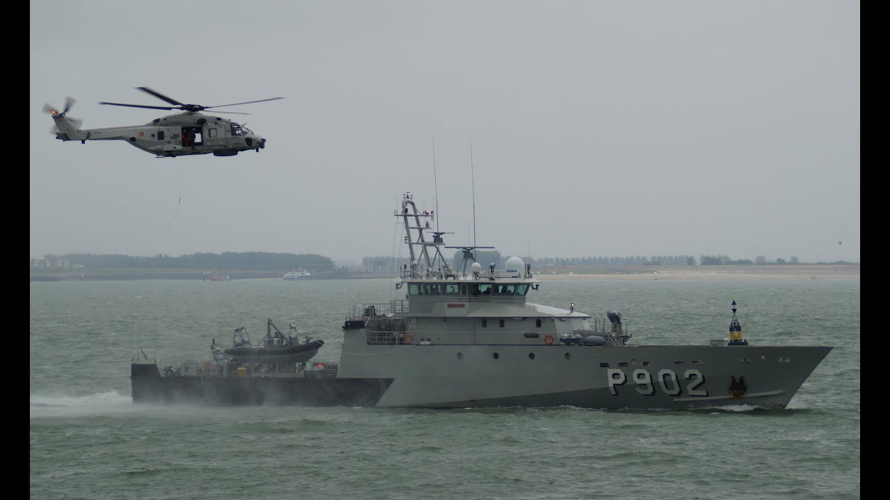 Reddingsactie met een NH-90 helikopter vanaf marineschip P902 Pollux ...