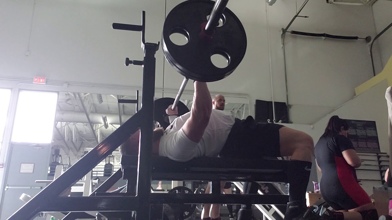 Feb 16 - tempo bench 225 3x8 (set 8) - YouTube