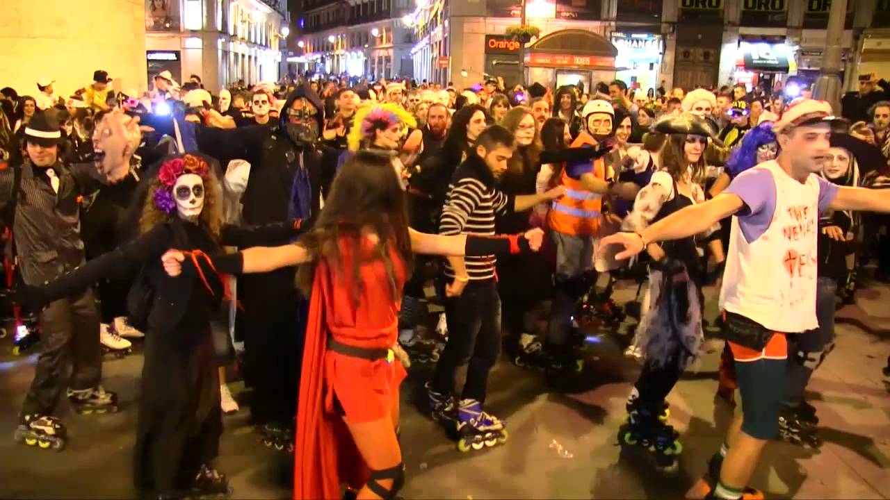 Thriller Roller Flash Mob in Halloween - Puerta del Sol, Madrid - YouTube