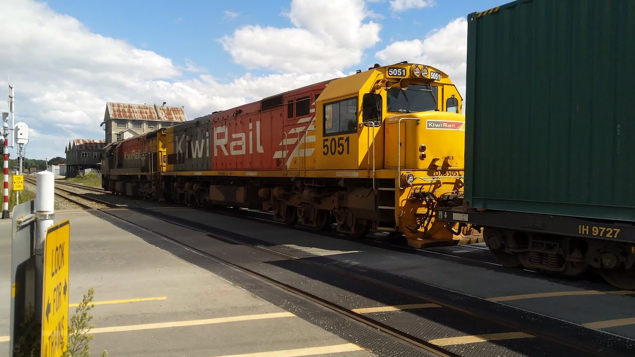 20230208 155147 - Kiwirail Train 925 - YouTube
