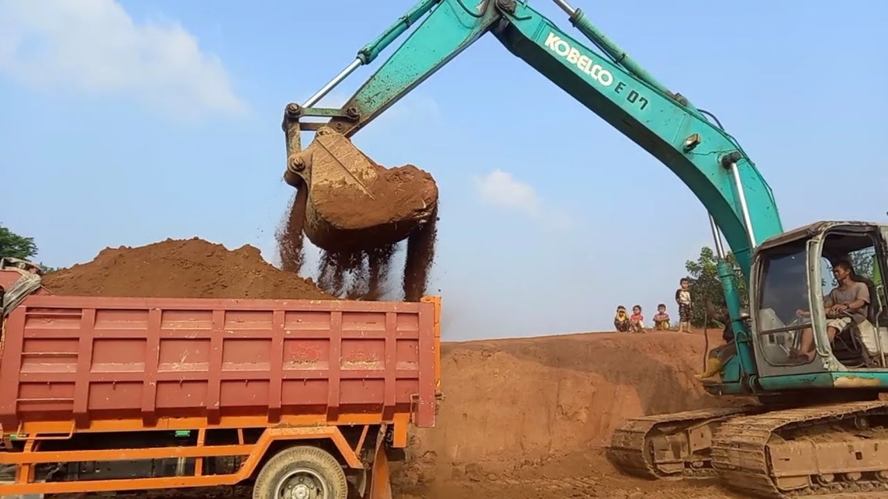 truk excavator, galian tanah merah, truk jomplang, excavator loading ...