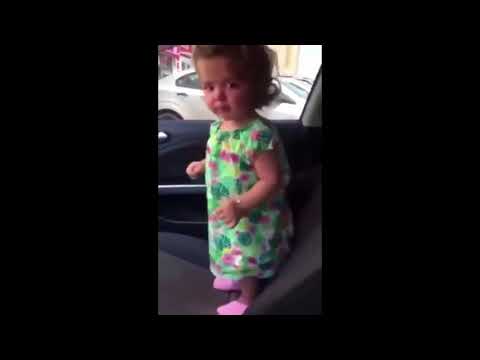 Ağlarken Kemençeyi Duyunca Susup Oynayan Bebek