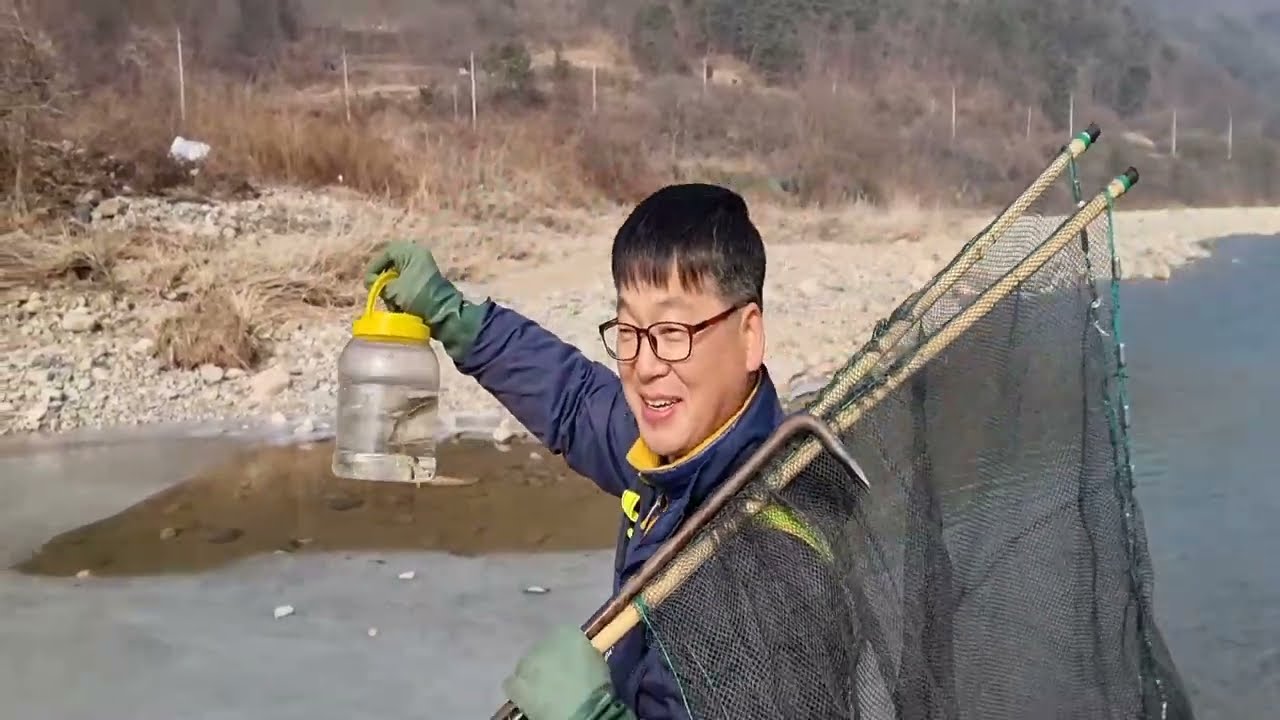 족대질] 한겨울 족대" 죽 먹고는 어림없다" ~ ( 매운탕 맛의 비밀 ! ! ) korean fish trap - YouTube