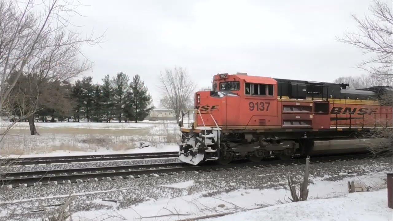 BNSF 5821 West in Wyanet, IL 1/24/22 - YouTube