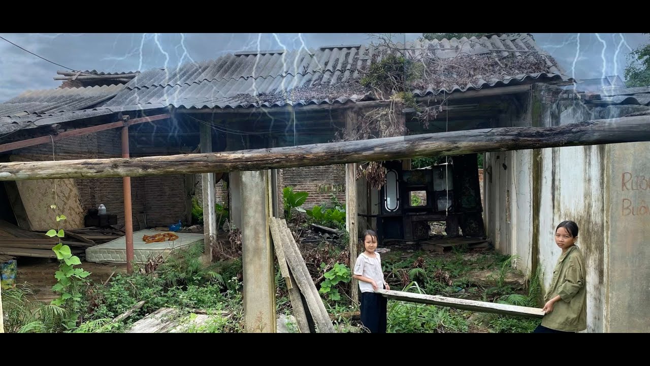 Two poor girls live in an abandoned house - YouTube