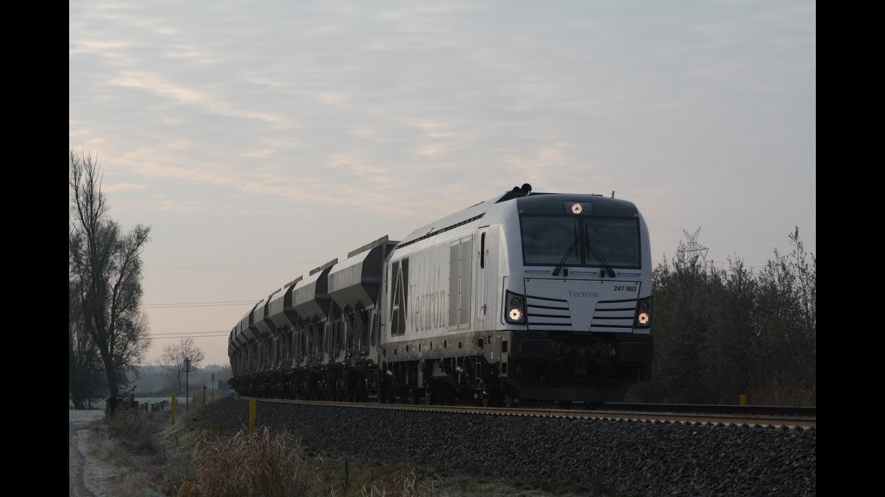 Vectron 247 903 kommt mit Schüttgutwagen durch Hohelucht richtung Sande ...