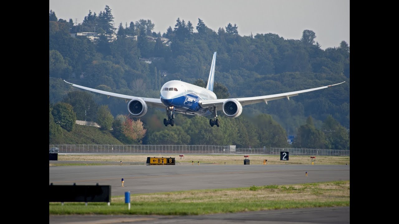 Boeing 787 landing on airport - YouTube