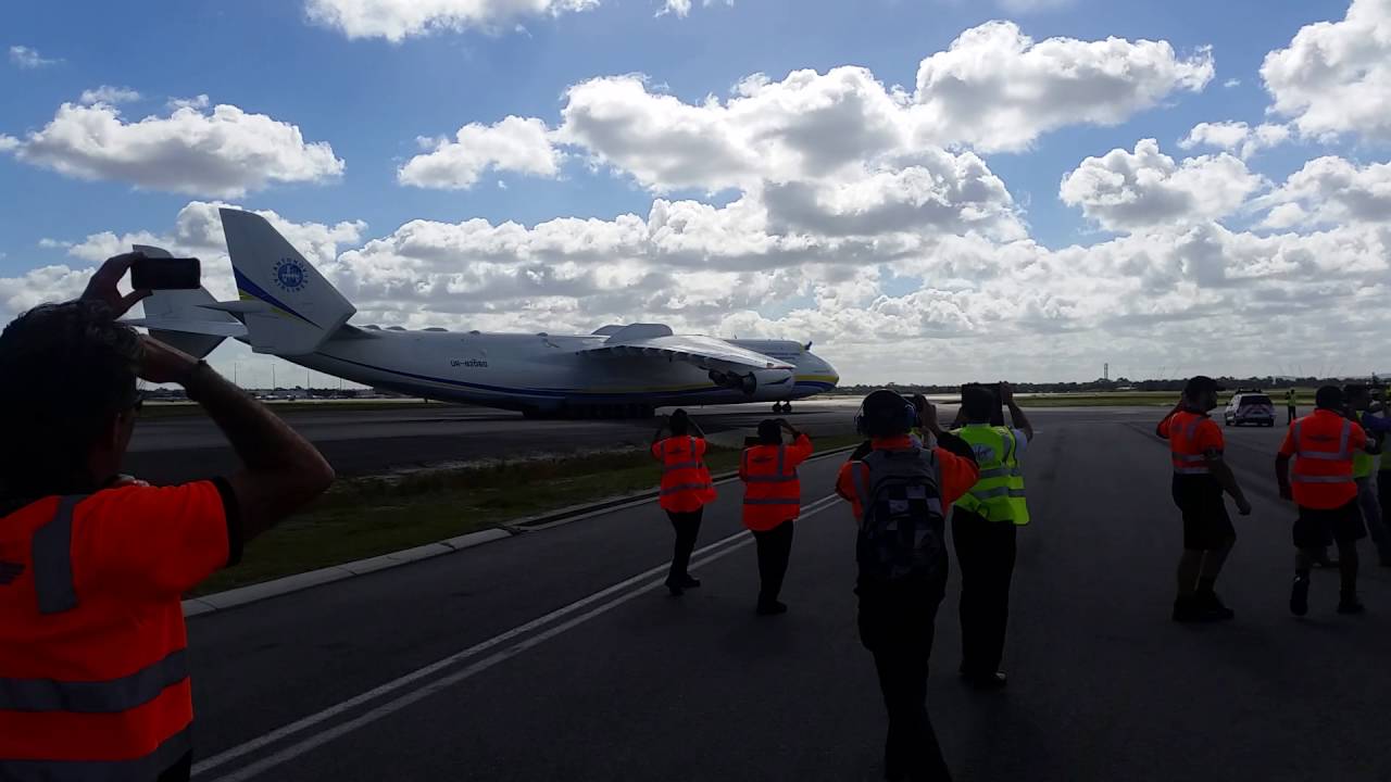 Antonov 225 taxiing in Perth air side - YouTube
