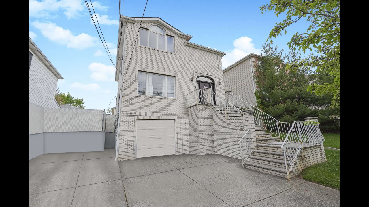 House for Sale - 5795 Hylan Blvd - Staten Island, NY 10309 - Homes R Us ...