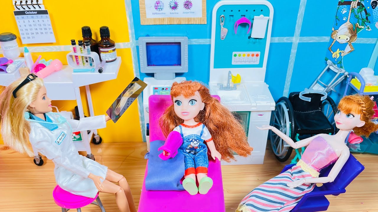 Arm cast! Elsa and Anna dolls - Barbie is a doctor! Kids stories - YouTube