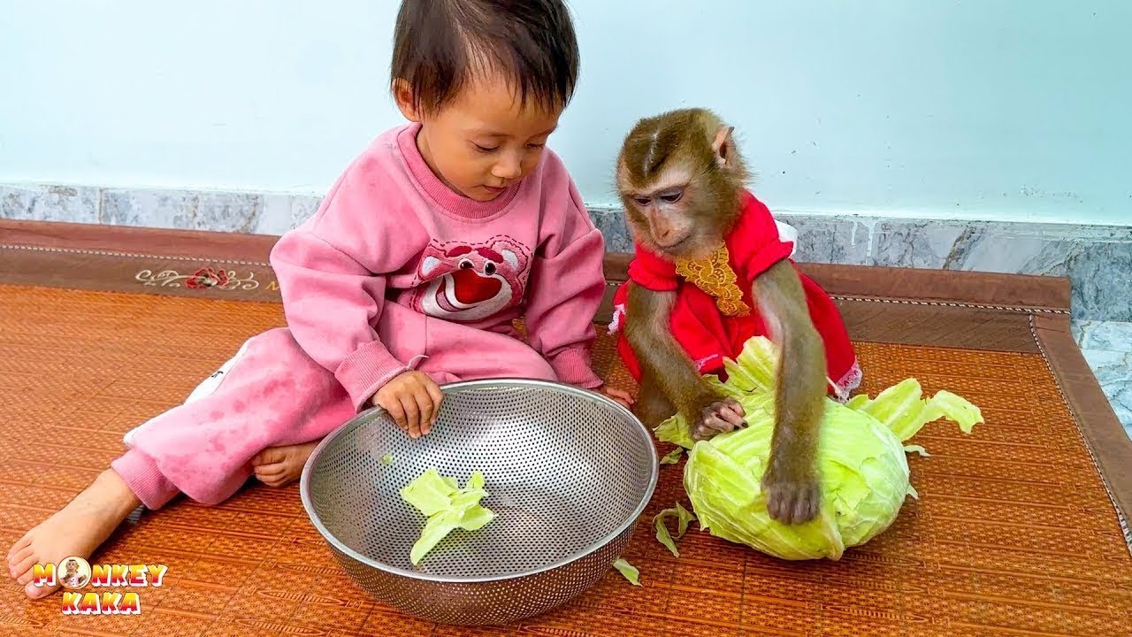 Diem and Monkey Kaka help mom peel broccoli really well. - YouTube