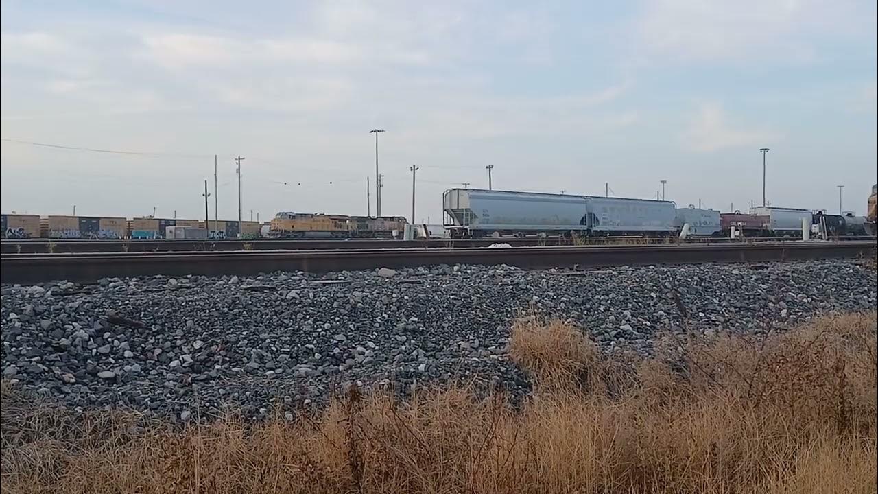 UP 5307 GEVO Flagless Leads Locomotive Houston,Tx - YouTube