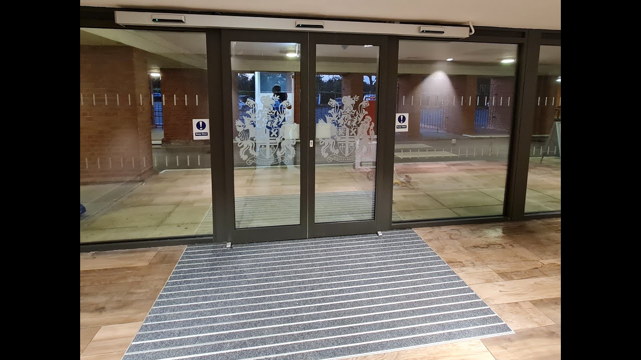 Label Eterna 90 Automatic Sliding Door - YouTube