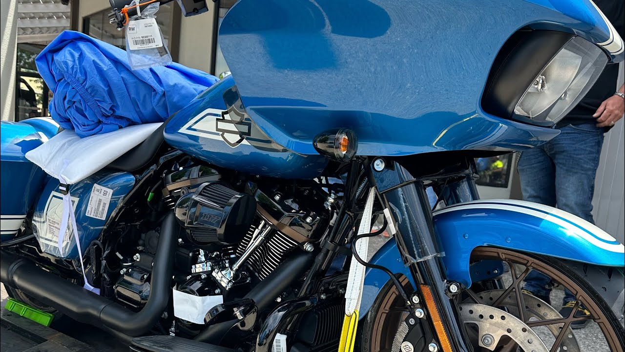 Harley Davidson Fast Johnny Road Glide ST - YouTube