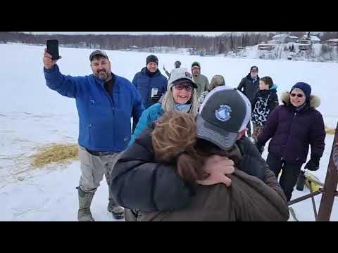 Family goes wild as teen musher Emily Robinson tops Iditarod Champion Brent Sass // Knik 200 ...