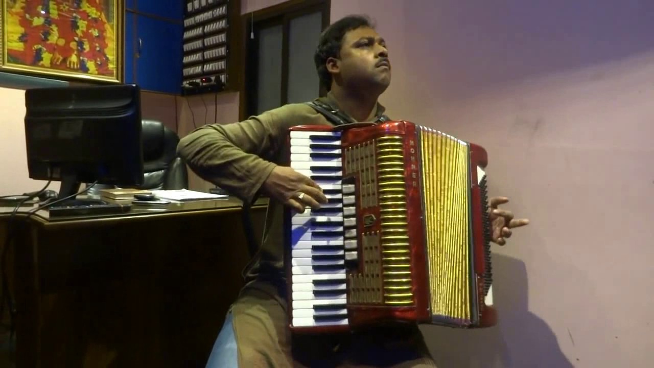 HOYTO AMAKE KARO MONE NEI | KISHOR KUMAR |ACCORDION | AMIT DHAR - YouTube