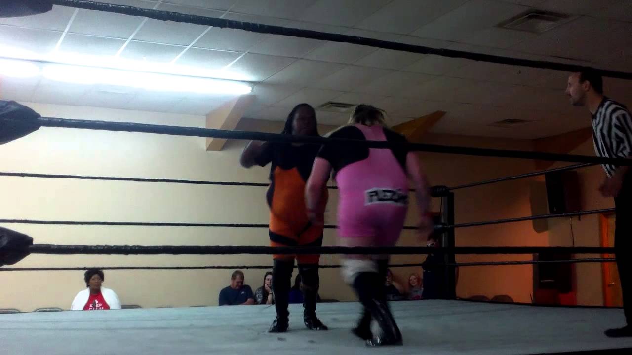 holly hood vs steve plezing - YouTube