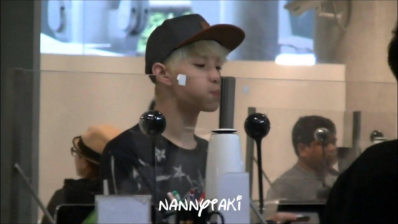 [Fancam] 130801 Henry SJM at Airport (Arrival BKK) - YouTube