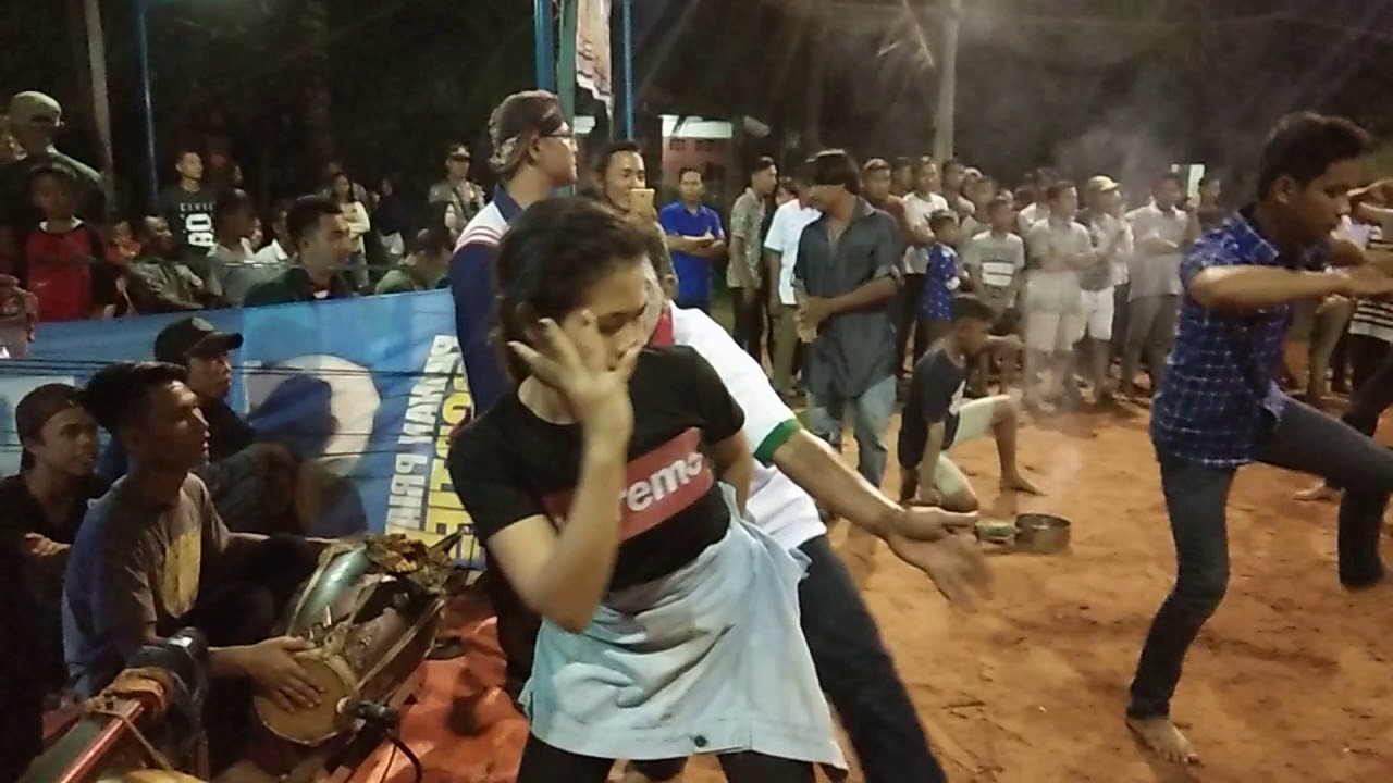ngerii cewek cantik kesurupan,seni kuda lumping maju tresno pontianak - YouTube