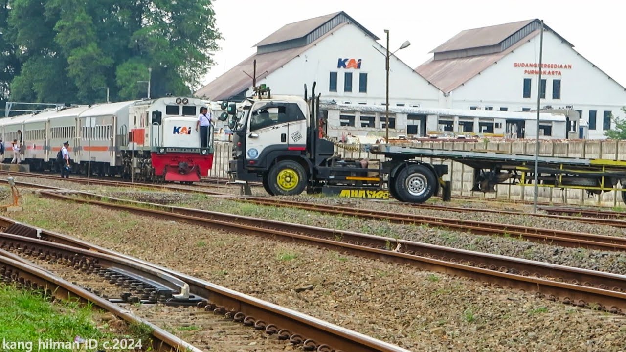 MASINIS SAMPAI KELUAR KABIN KERETA API ‼️ MOBIL KONTAINER MELINTAS ...