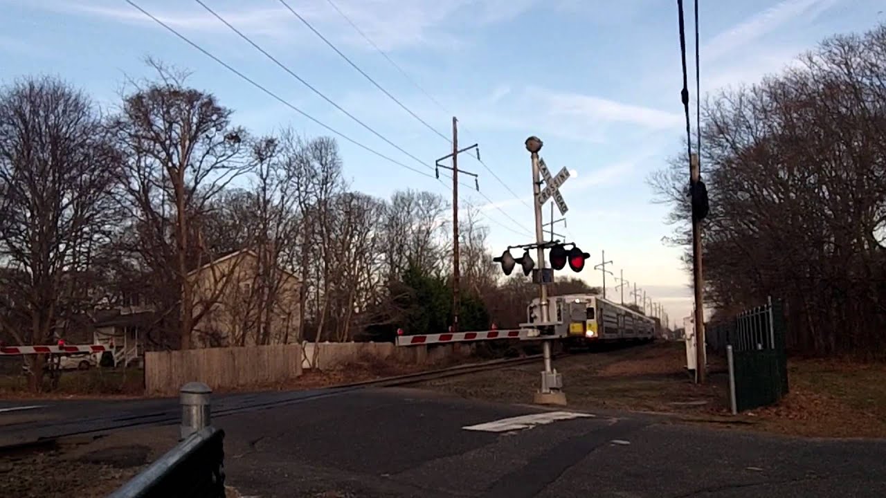 LIRR: C3 Cab Car #5023/DE30AC Locomotive #421 To Jamaica @ Bayport ...