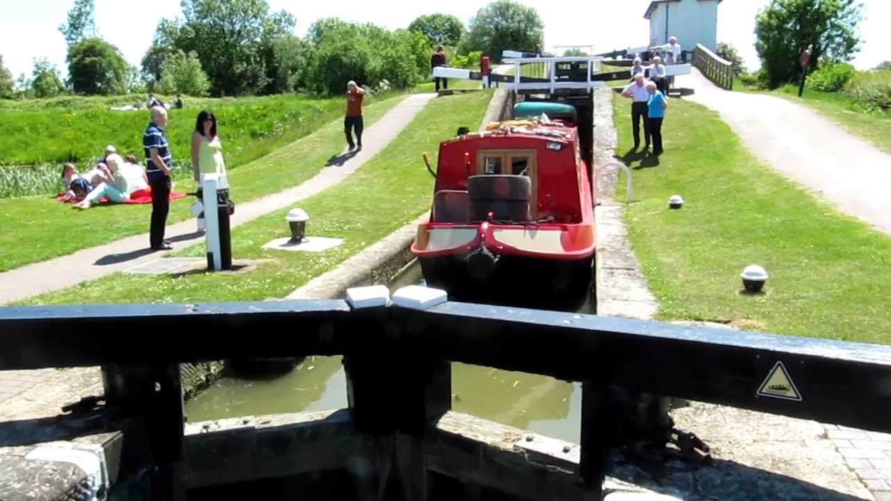 Canal Boat Locks at Foxton Locks - YouTube