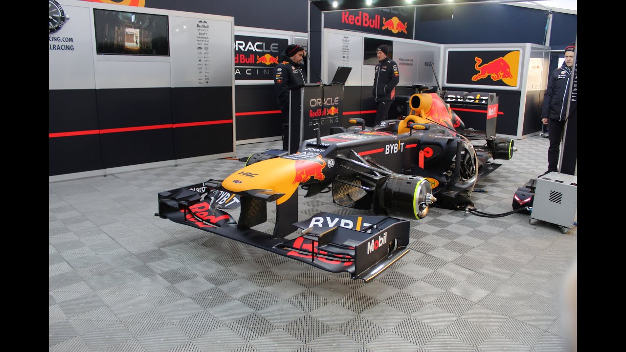 Red Bull F1 RB8 2012 car dublin showrun Garage - YouTube