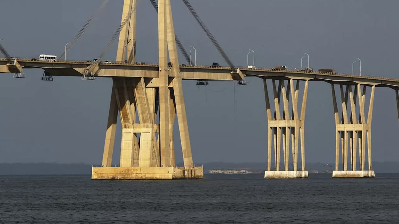General Rafael Urdaneta Bridge on Lake Maracaibo in Venezuela has same ...