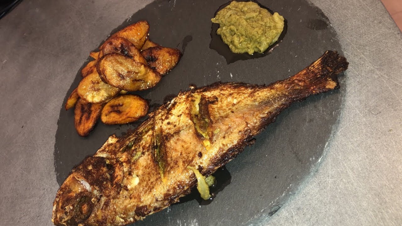 POISSON BRAISÉ ET SES BANANES PLANTAINS - YouTube