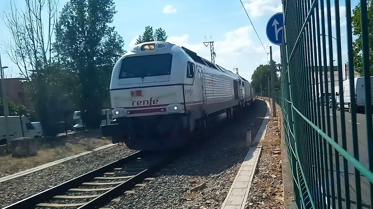 INTERCITY 334+334+Talgo VI entrada a Mérida trayecto badajoz-Madrid ...