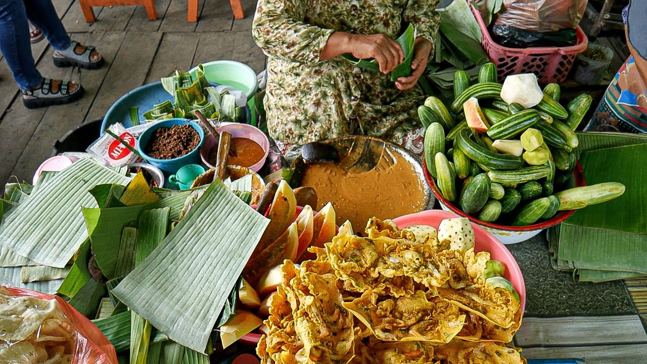 RAME POOLLL!!! RUJAK PALING LARIS DI INDONESIA - Rujak Mak Tas Paciran ...