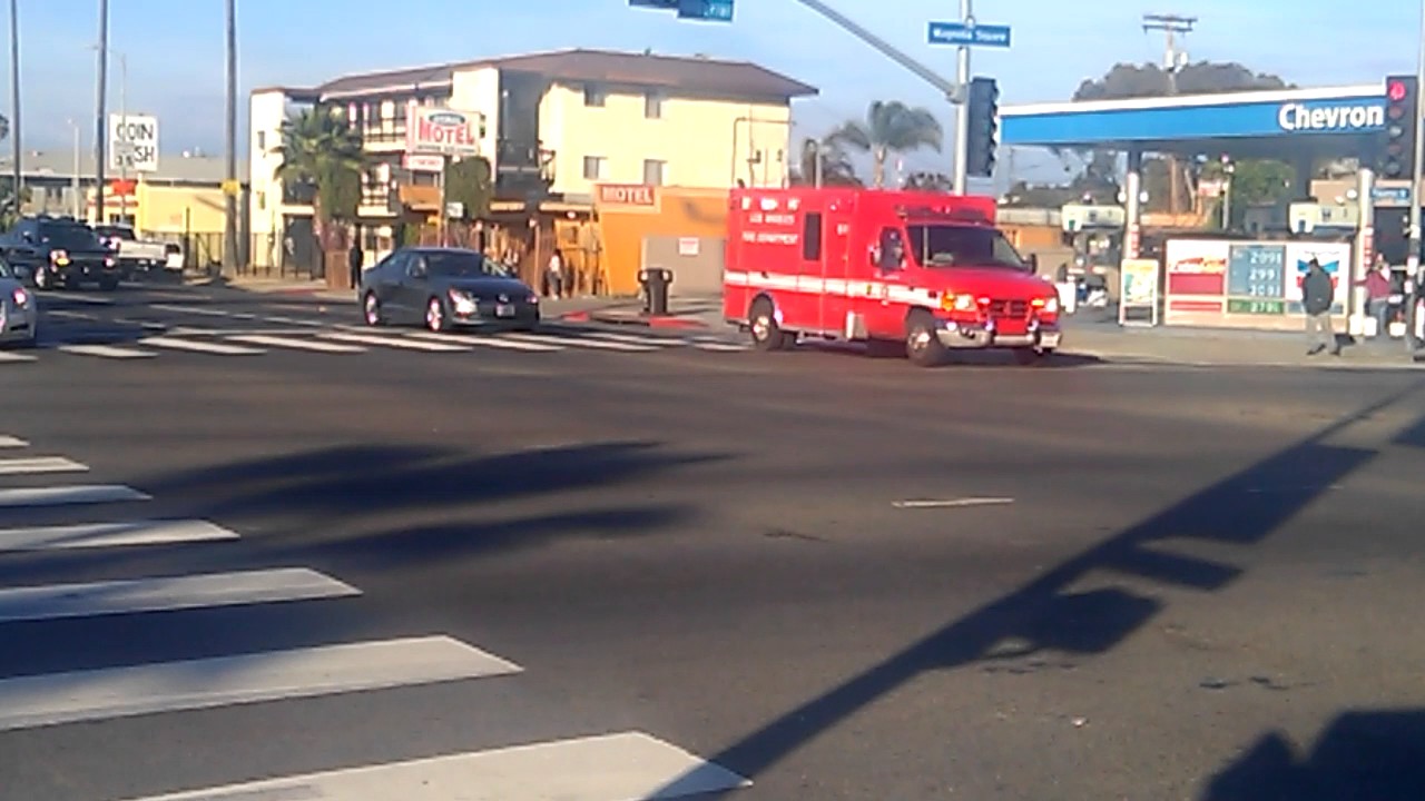 LAFD Rescue 64 RESPONDING - YouTube