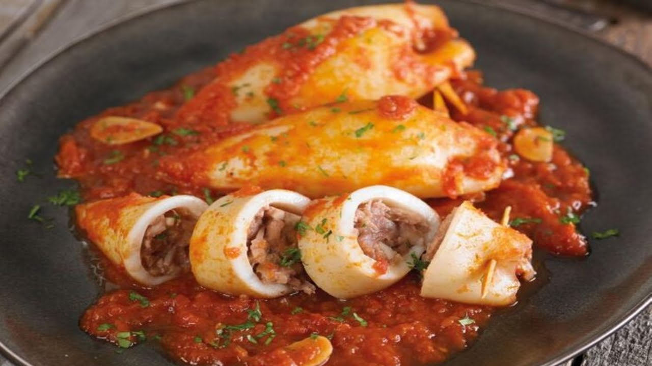 Recette délicieuse de Calamar Farcis au Riz et Sauce Tomate Épicée ...