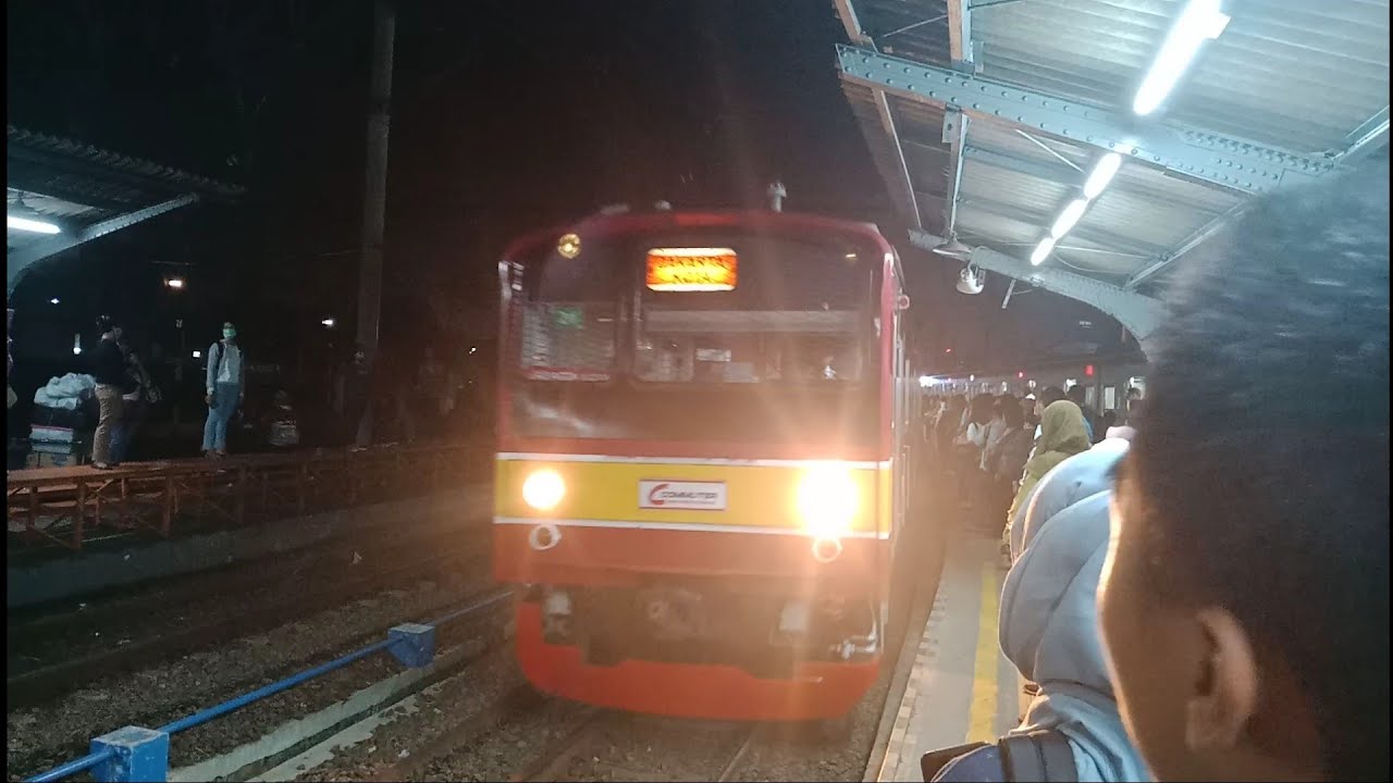 KRL Commuter Line tujuan Bogor tiba di Stasiun Jakarta Kota dengan ...