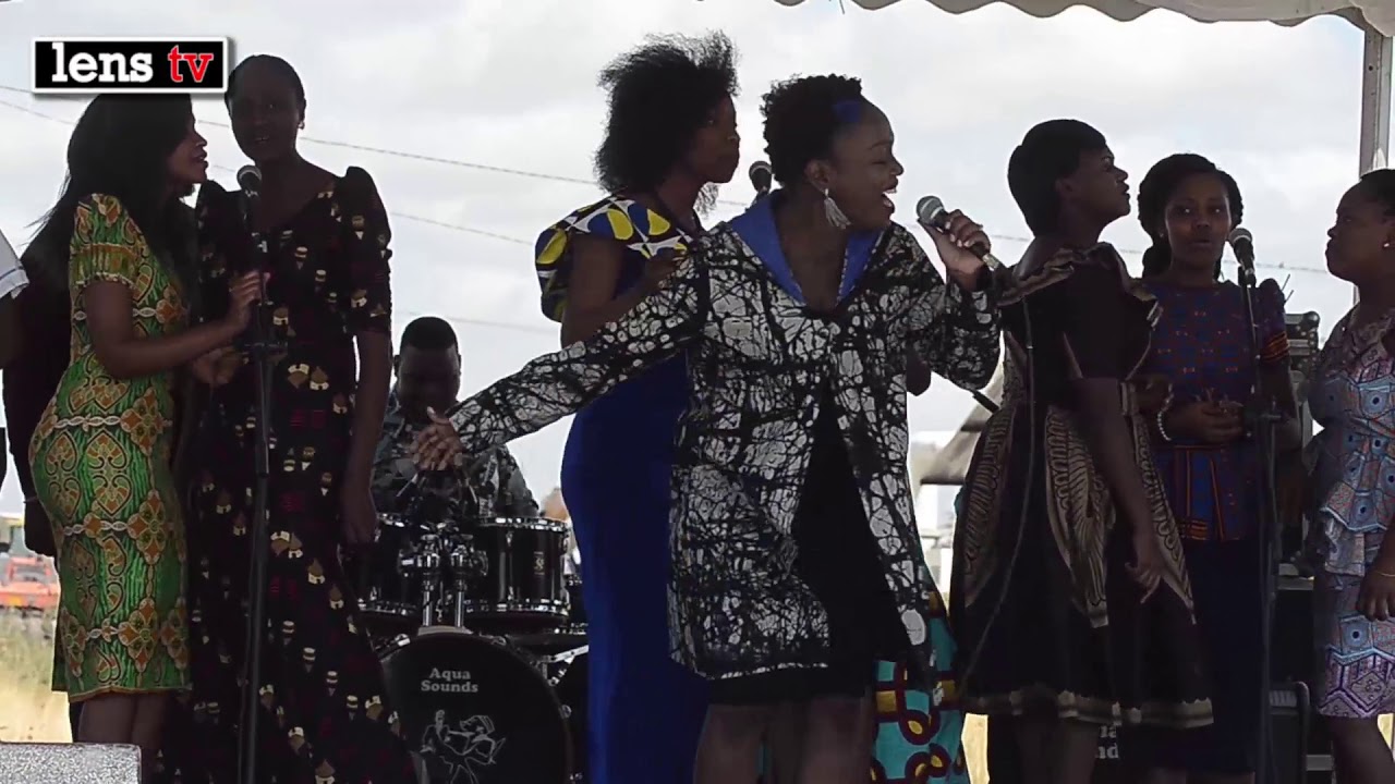 Angel Bernard akiparfom live katika zoez la kuwapokea watoto. Wa luck ...