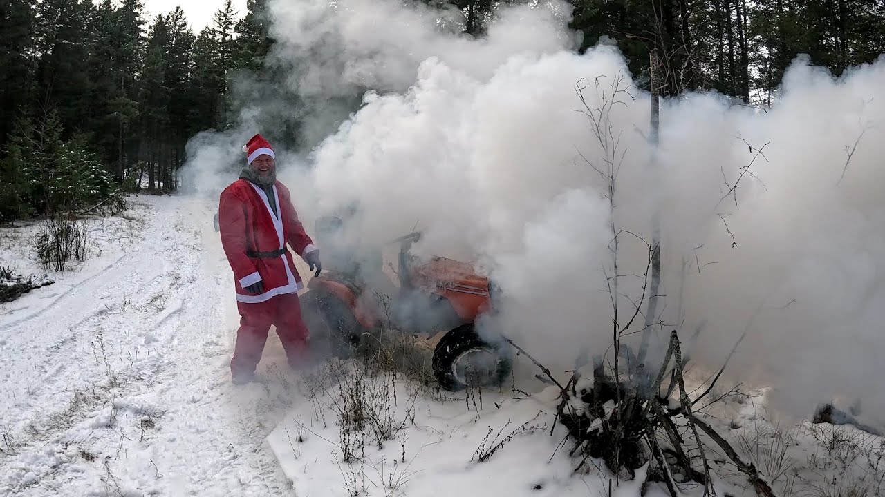 Santa uses gas powerd reindeer to deliver 🎁 🎁 and crash. - YouTube