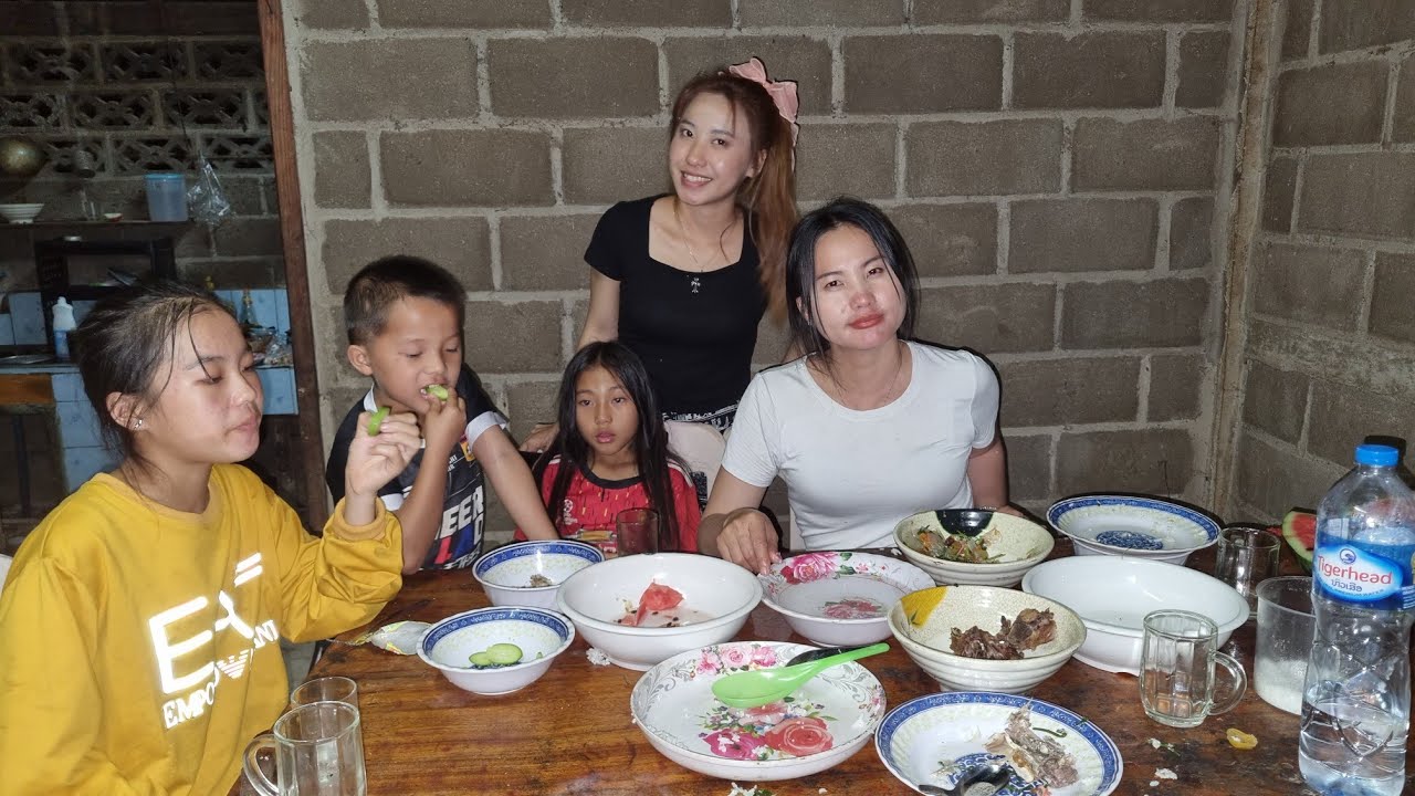 So happy to See My Married Sister Phoua Came to Visit Me (02-11-2023 ...