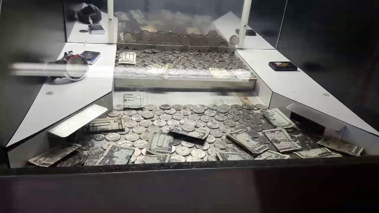 Putting 100 coins in coin pusher at once - YouTube