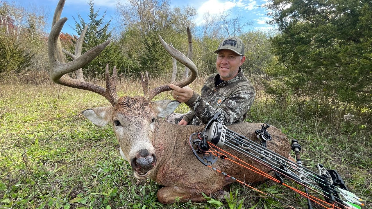 Giant Buck Heart Shot At 7 Yards - YouTube