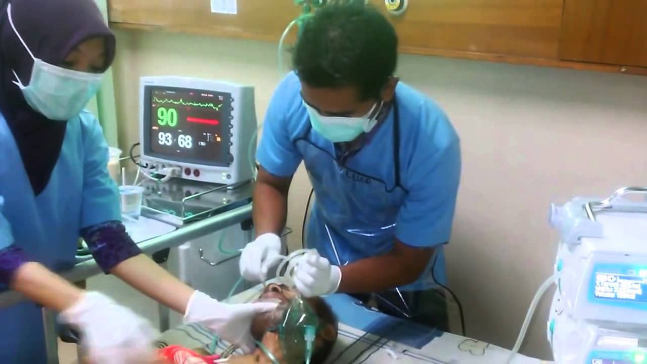Pemasangan NGT (Nasogastrik tube/selang bantu makan) - YouTube